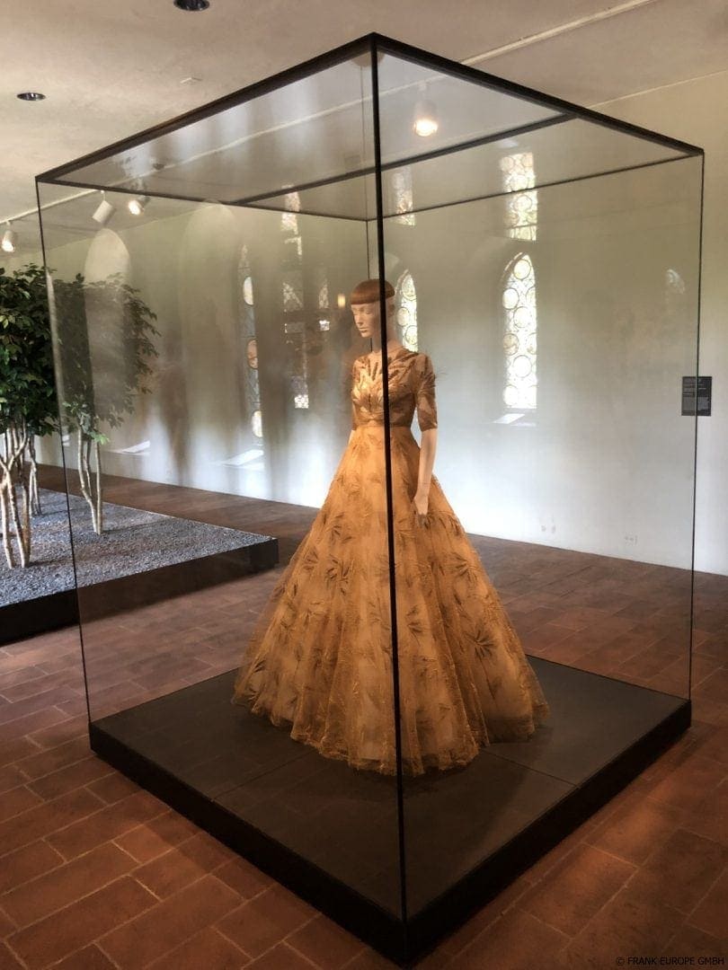 Glass & acrylic museum display cases for The Met in New York