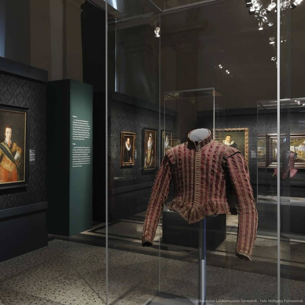 Conservation display cases for the fashion exhibition "CHIC!"